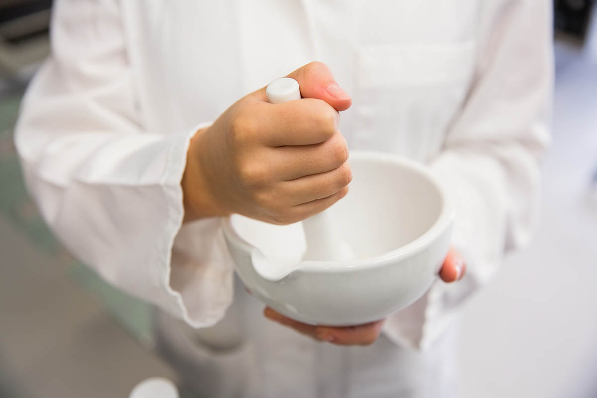 Salben herstellen Teil 1: Unterschiede der Salbengrundlagen | DIE PTA
