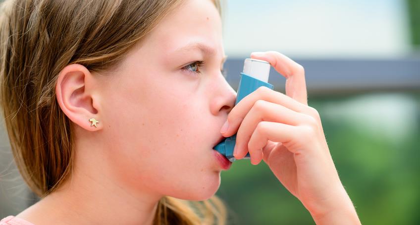 Asthma-Medikamente vom Apotheker demonstrieren lassen