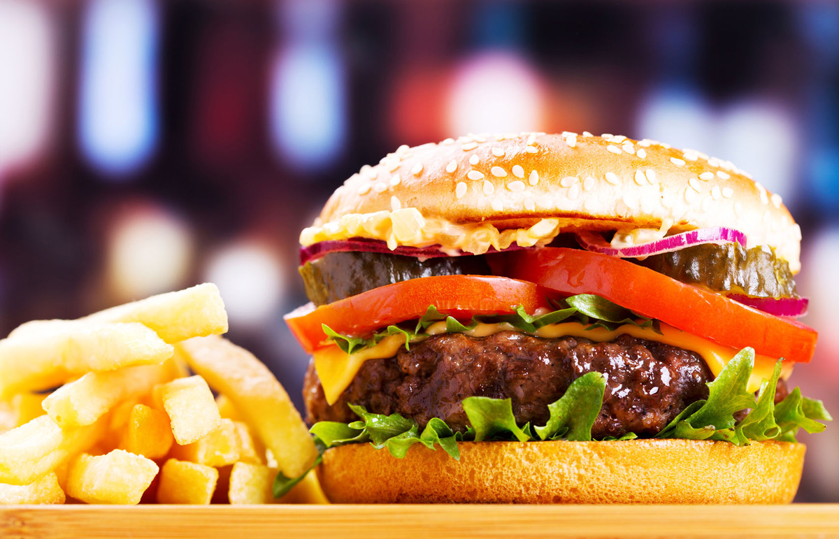 Zu viele Burger, Pommes und Co. machen das Immunsystem aggressiv